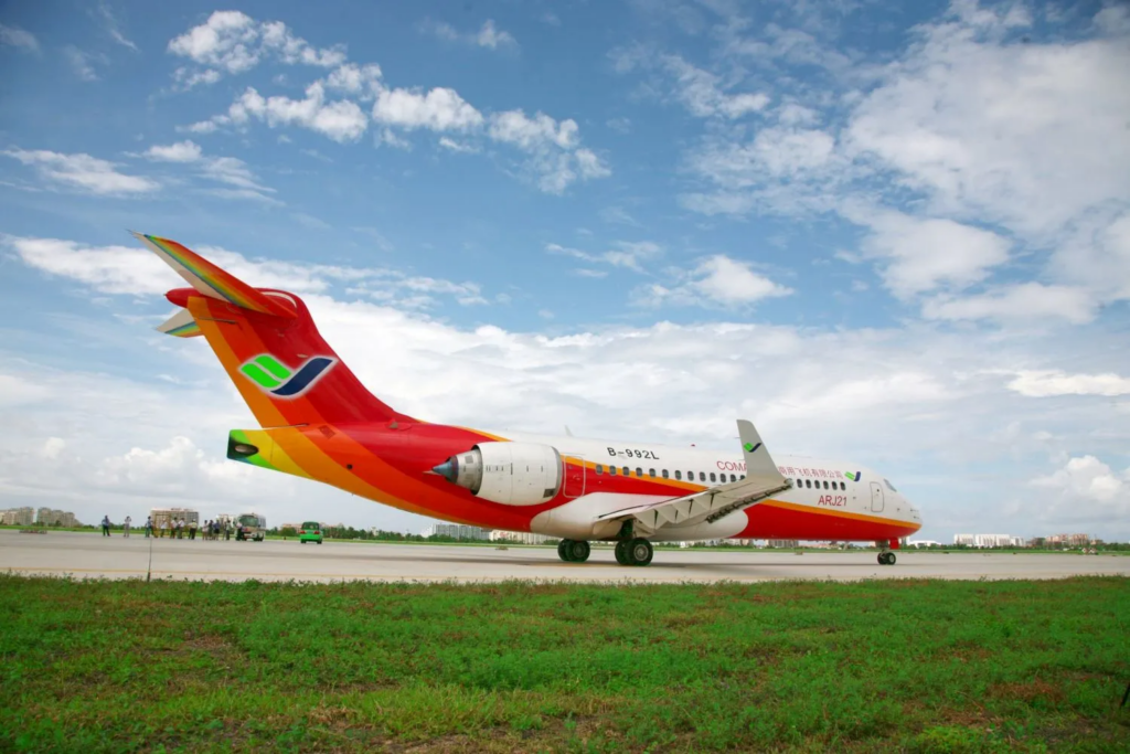 ️ VIETJET SẮP MỞ ĐƯỜNG BAY CÔN ĐẢO BẰNG MÁY BAY COMAC ARJ21 – THÊM LỰA ...